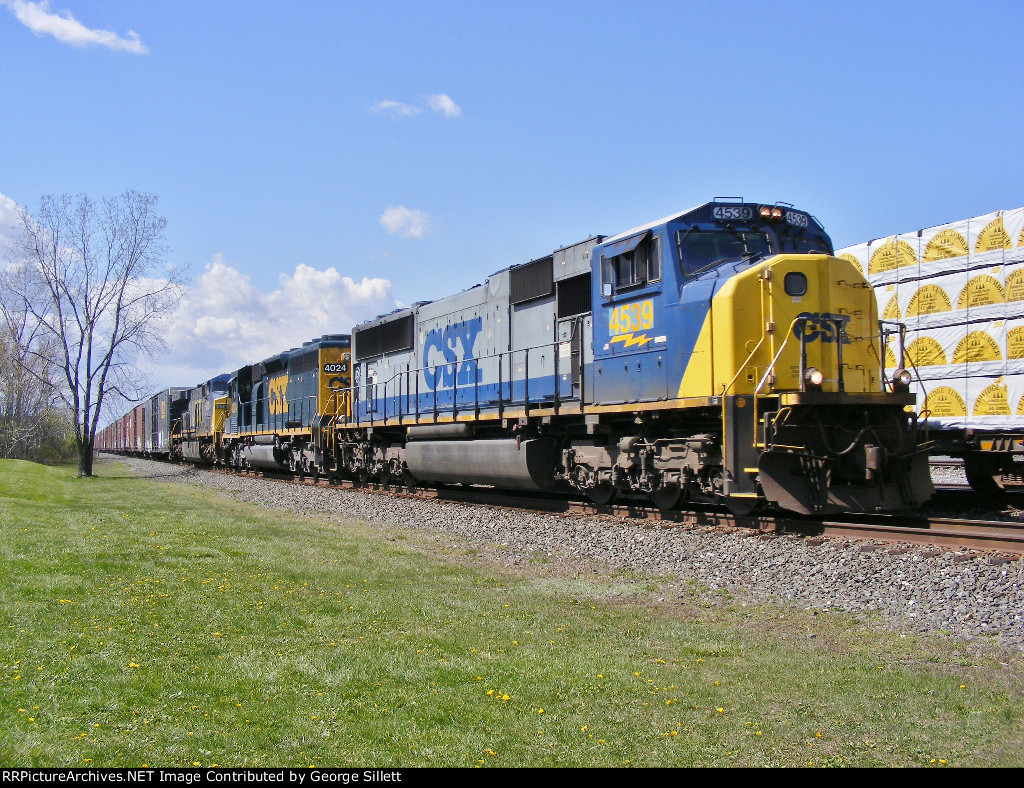 CSX 4539 heads east with autoparts.
